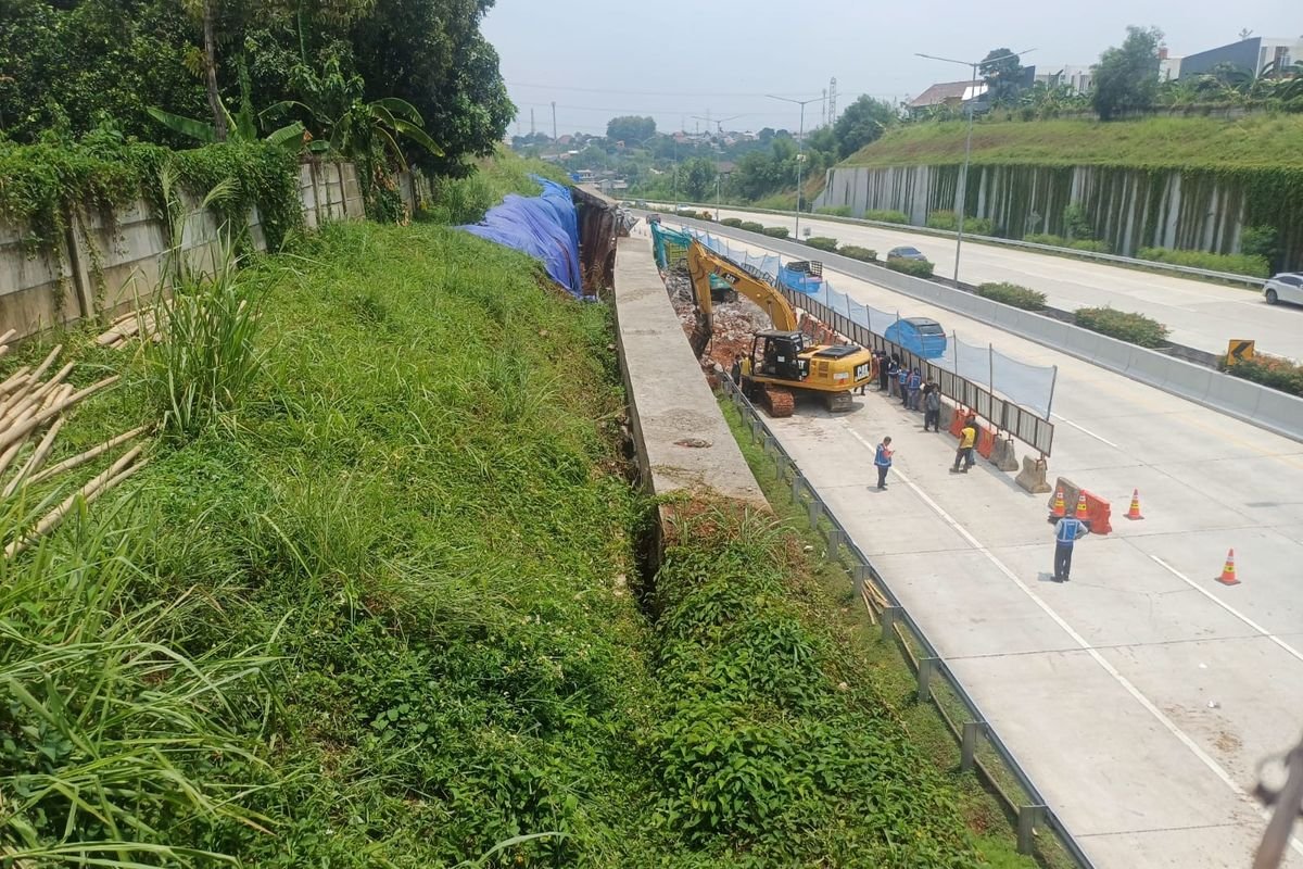 Tanggul Jalan Tol Cinere-Serpong Jebol Akibat Hujan Deras dan Saluran
