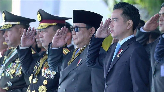 Gibran Cium Tangan Try Sutrisno di HUT ke-79 Bhayangkara, Tunjukkan ...