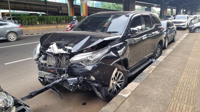 Kecelakaan Beruntun di Utan Kayu Libatkan 8 Kendaraan, Diduga Fortuner ...